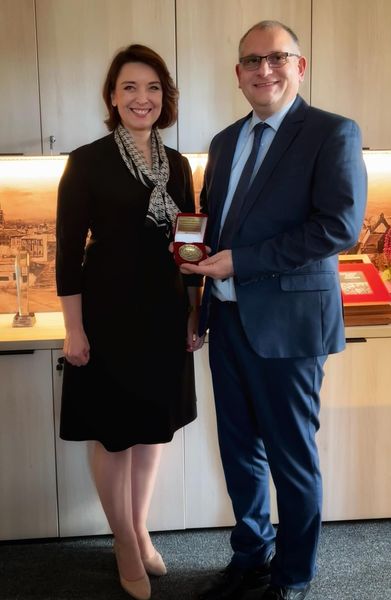 Medal pamiątkowy dla Archiwum Państwowego w Koszalinie - Archiwum ...